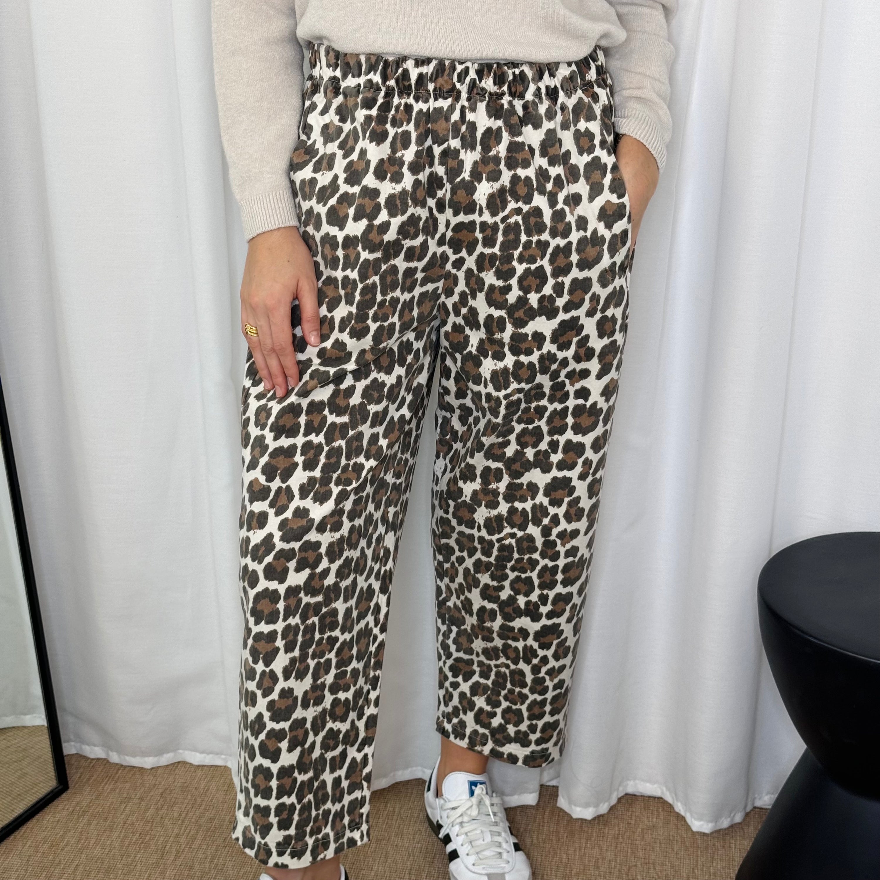 CALÇAS BAGGY ANIMAL PRINT BRANCAS – CATE AND CO SHOP