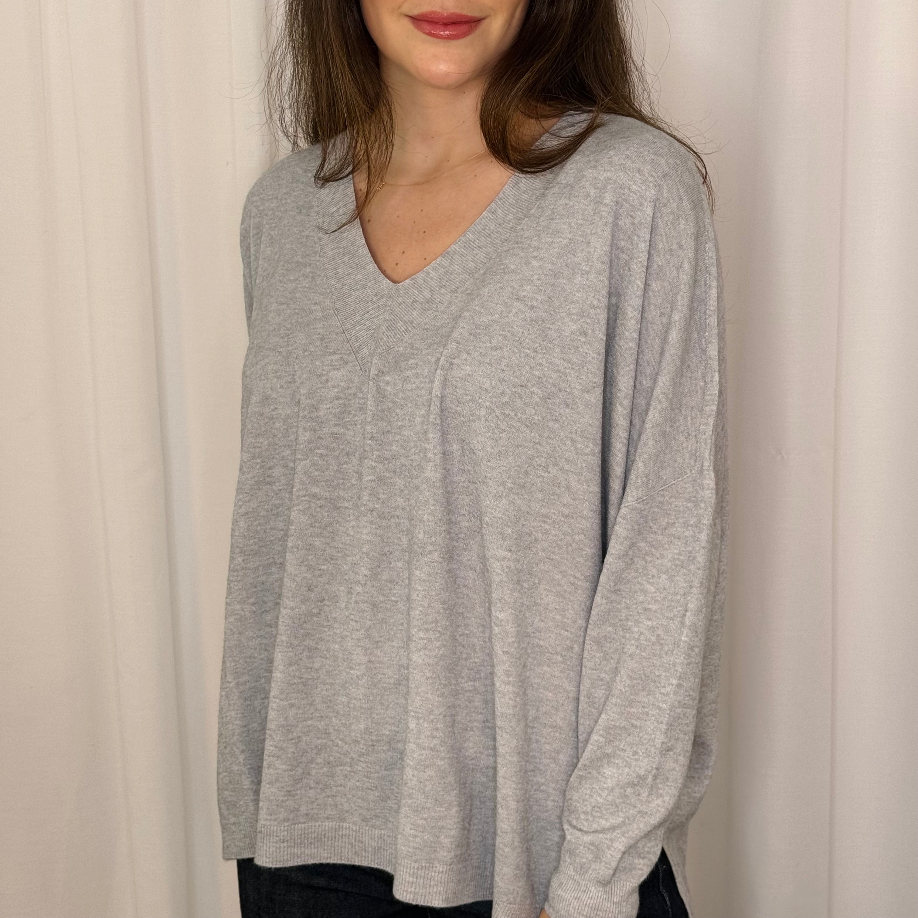 CAMISOLA MALHA DECOTE CANELADO CINZA CLARO – CATE AND CO SHOP