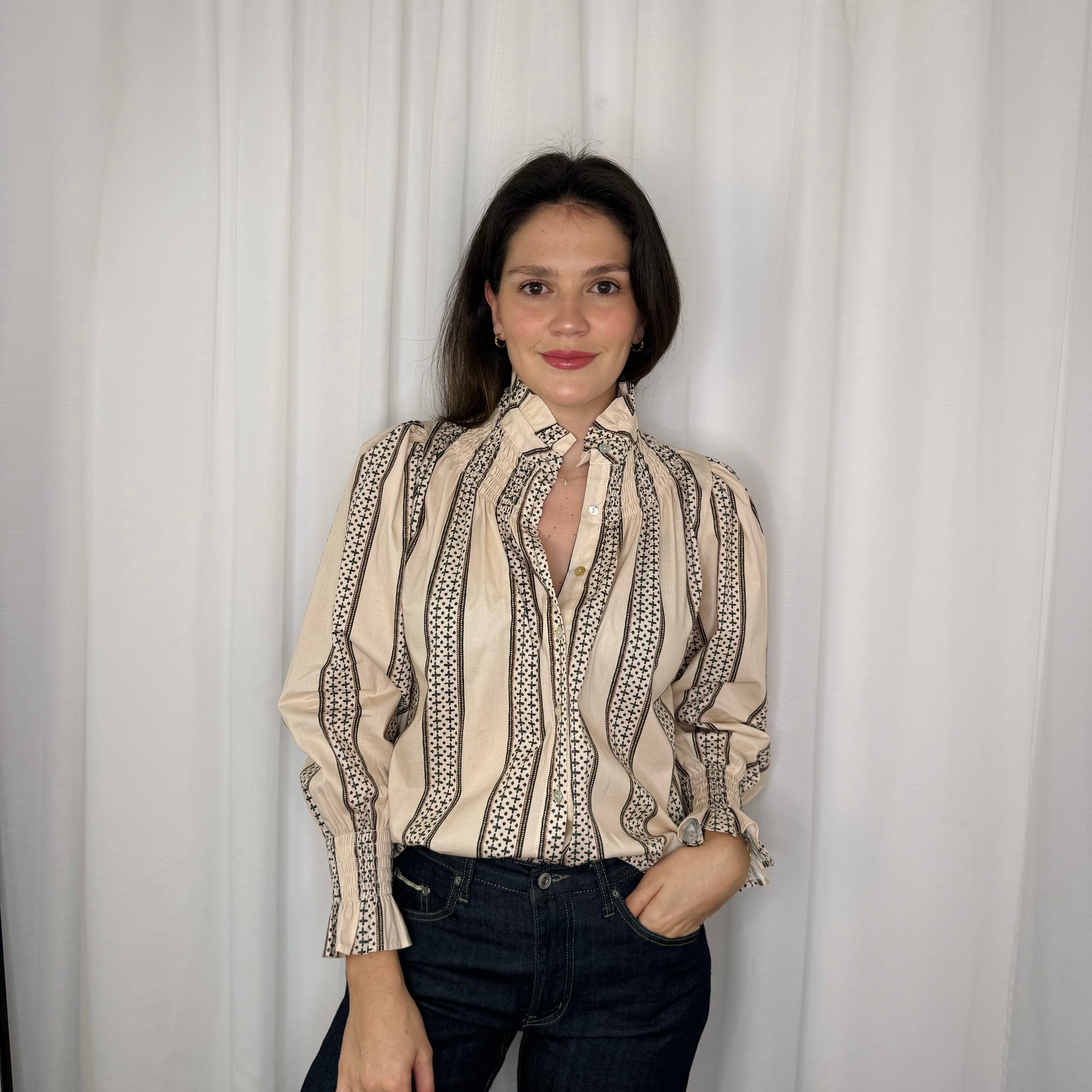 CAMISA GOLA FAVOS BEGE ESTAMPADA – CATE AND CO SHOP