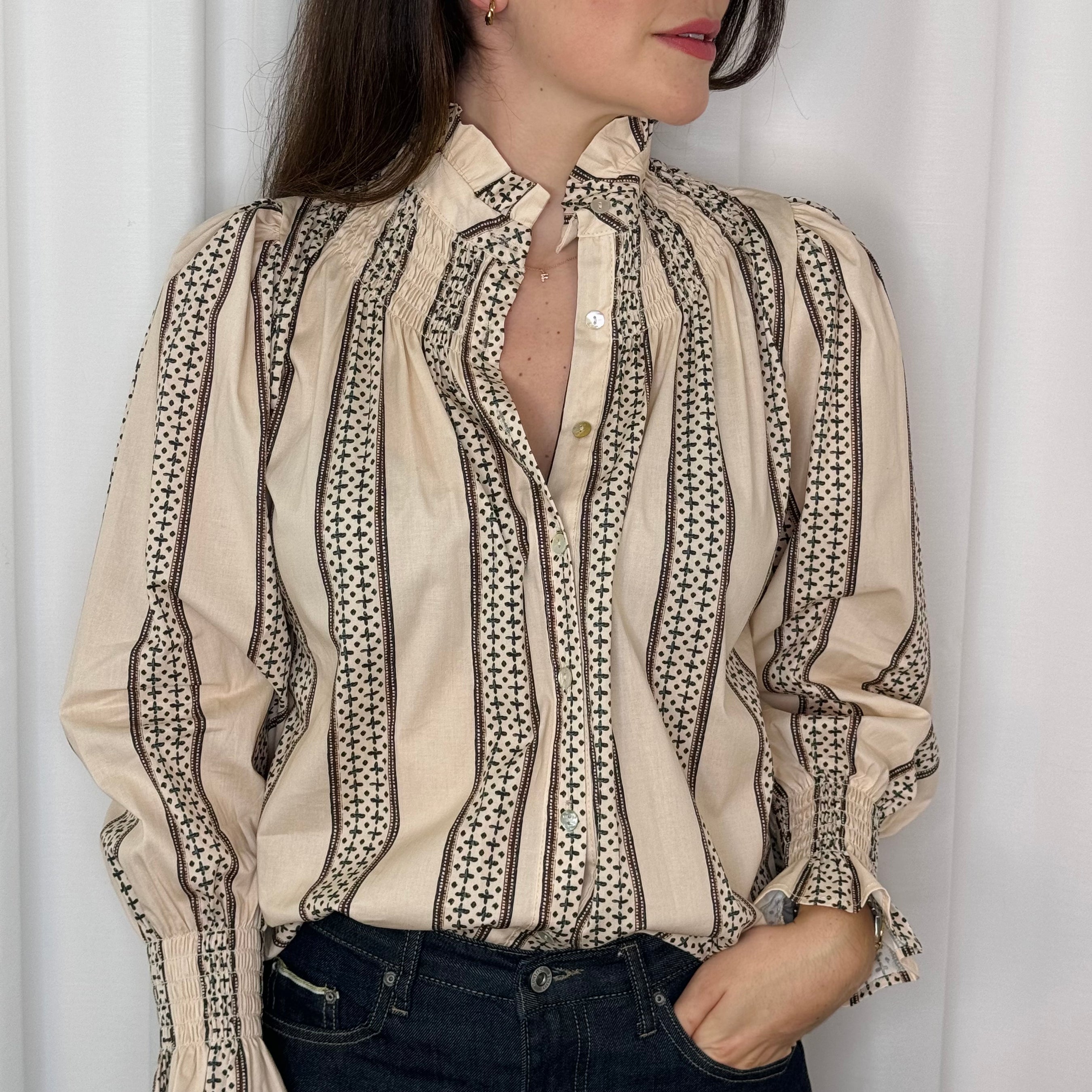 CAMISA GOLA FAVOS BEGE ESTAMPADA – CATE AND CO SHOP