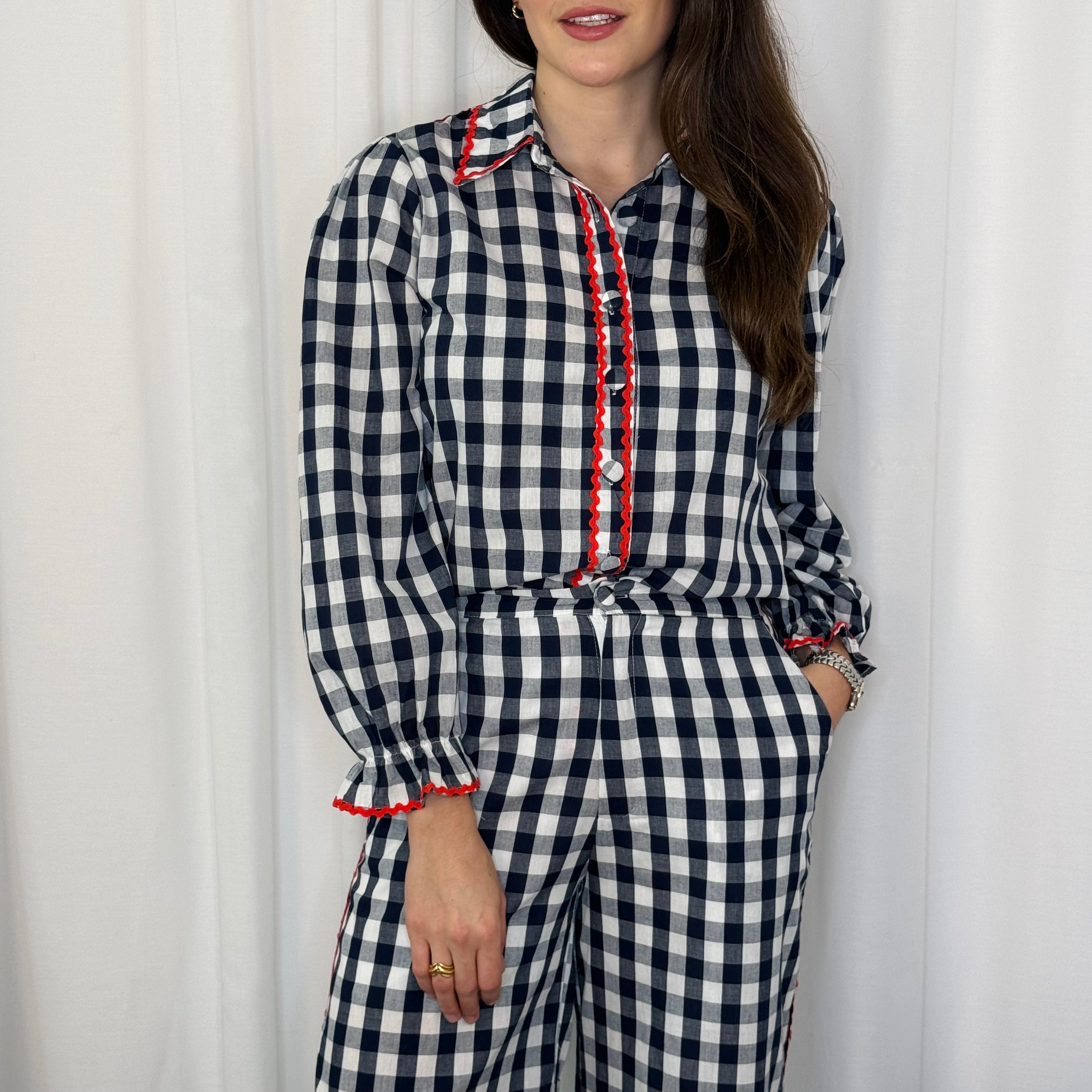CONJUNTO CAMISA E CALÇAS VICHY COM VIVO VERMELHO – CATE AND CO SHOP