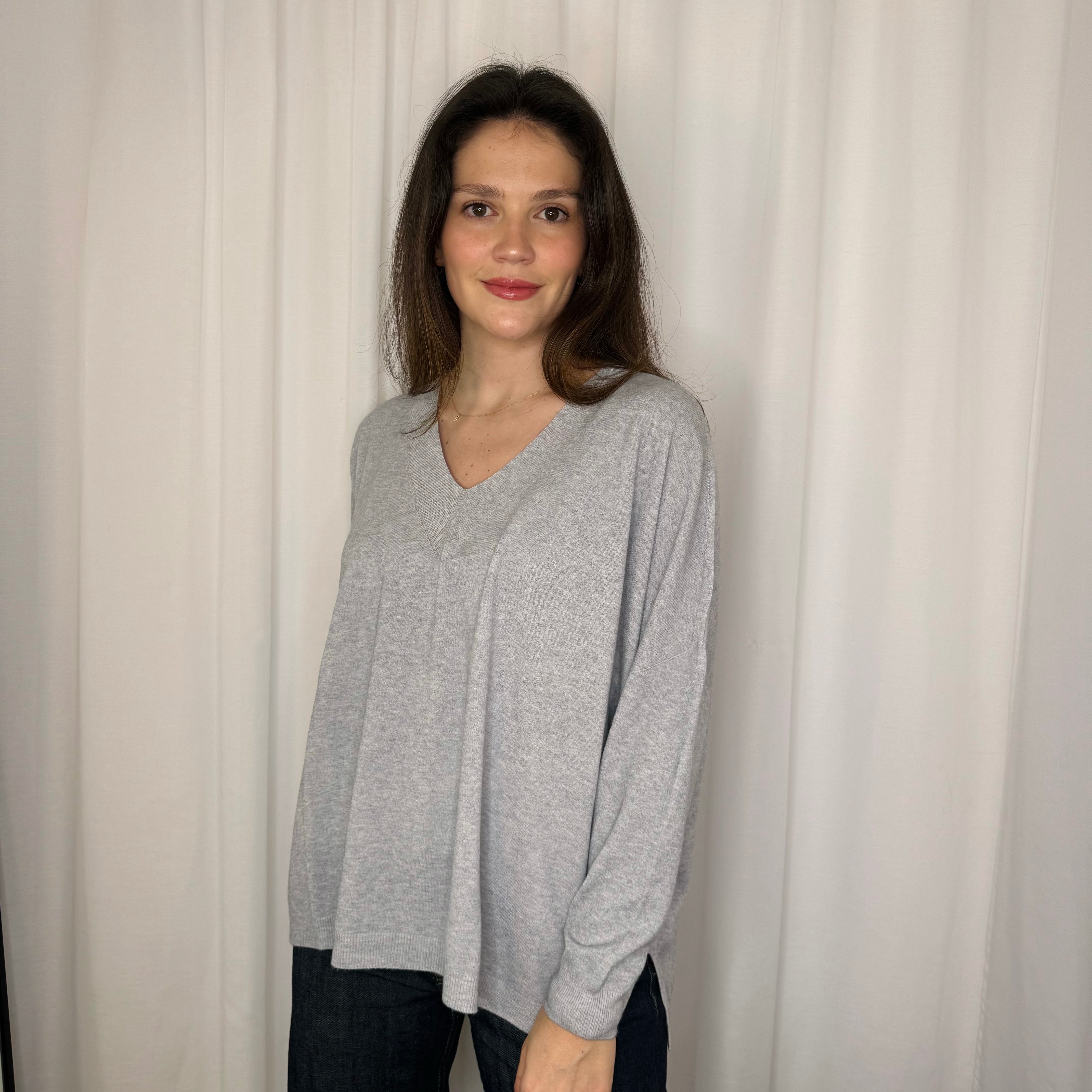 CAMISOLA MALHA DECOTE CANELADO CINZA CLARO – CATE AND CO SHOP